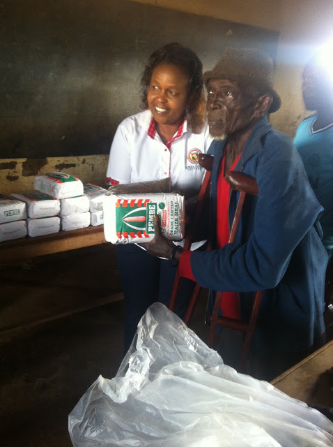 'MOTHER CHRISTMAS" BRINGS SMILES TO THE IMPECUNIOUS IN KIANDUTU SLUM ...