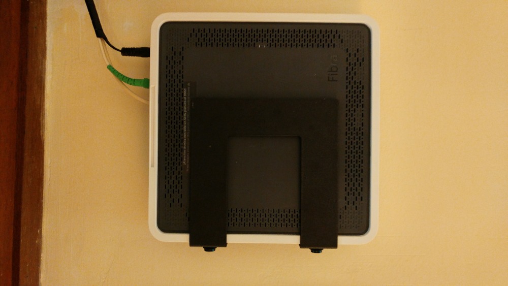 Educación para la Bricomanía: Colgar router Movistar en la pared