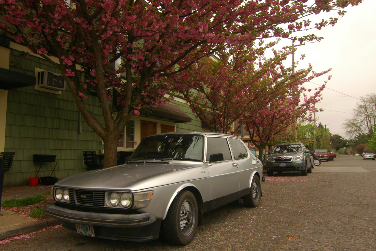 OLD PARKED CARS.: 1977 Saab 99 GL.