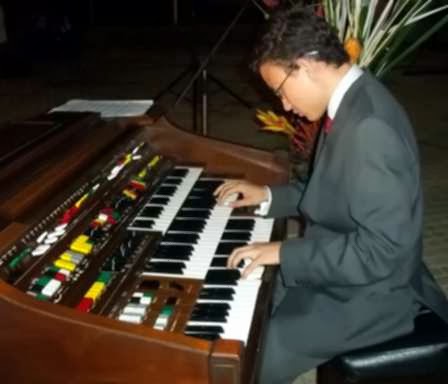 PROVINCIA DE GUANENTÁ.1 Col: La música es su pasión dice el organista ...