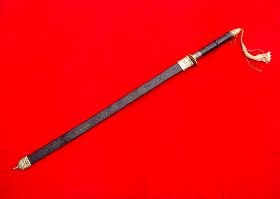 Benda Bertuah: Pedang Sabuk Samurai Kuning Emas