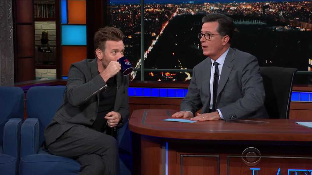 泳げないのは誰のせい？: ユアン・マクレガーが「The Last Show with Stephen Cobert」に出演