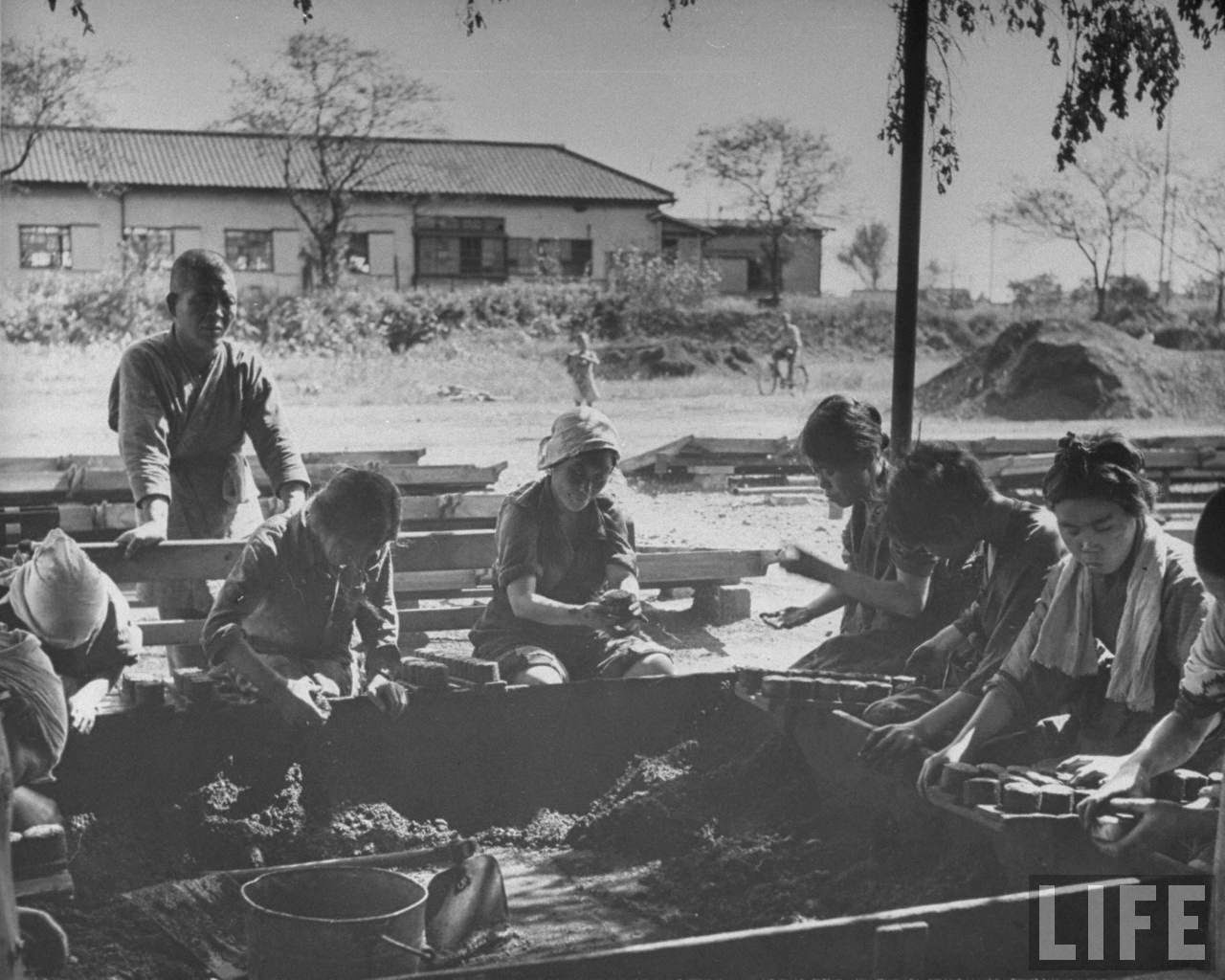 19 Amazing Black and White Photos That Capture Daily Life in Japan in ...