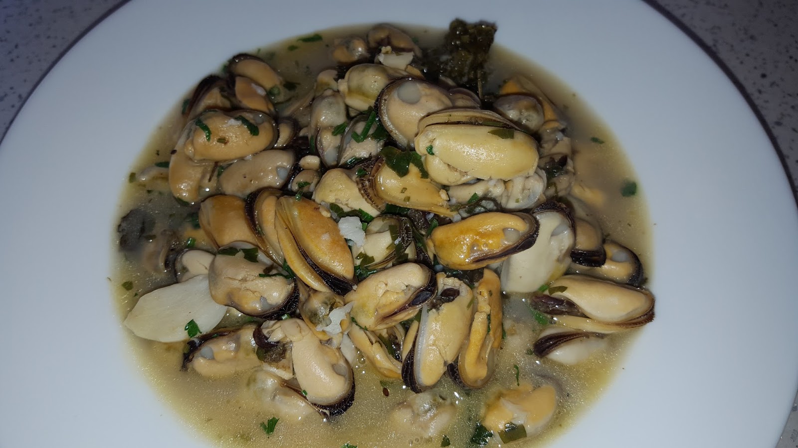 susu: Midii in sos de vin cu usturoi