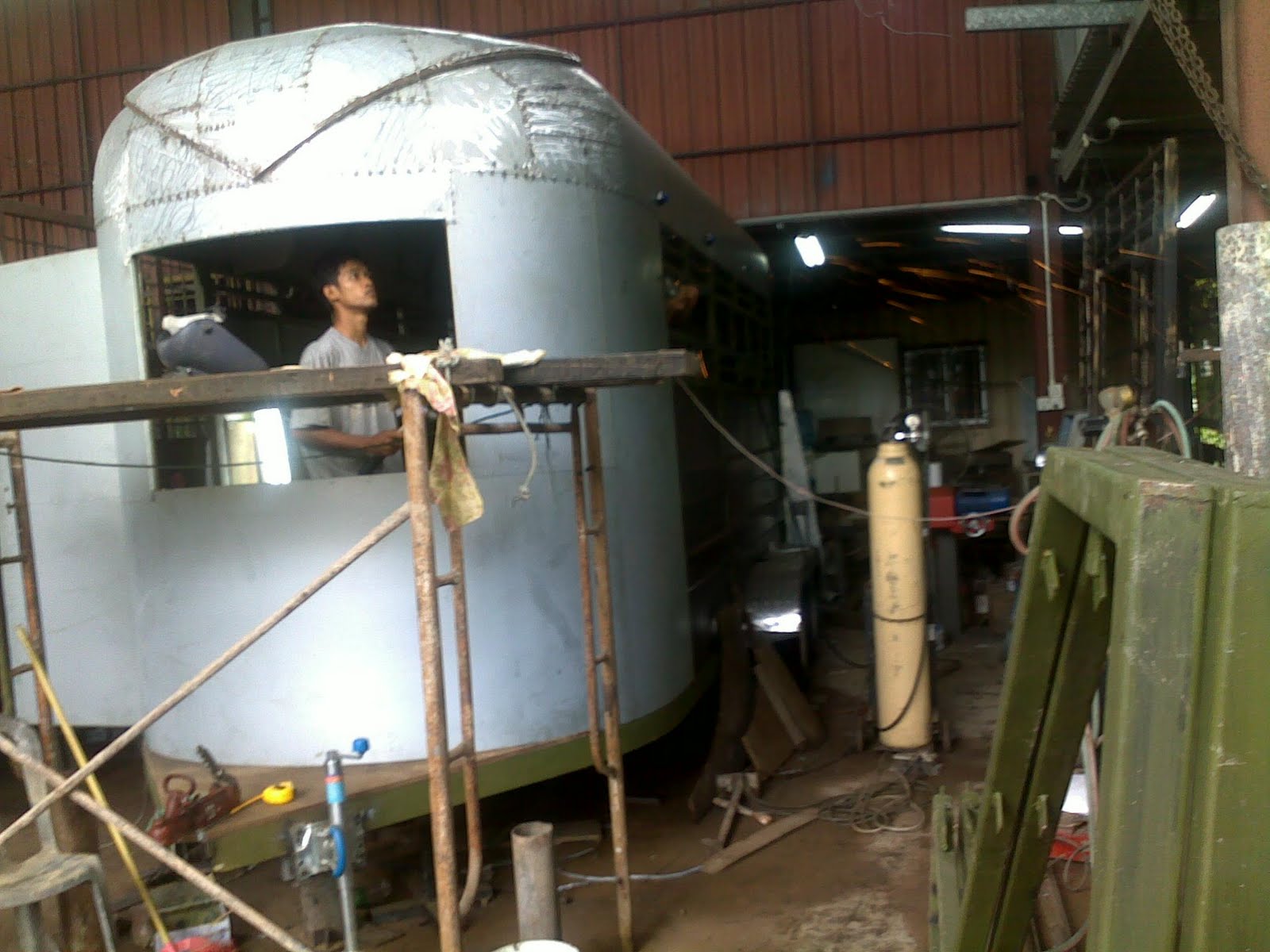 kejuruteraankijing: Horse Float untuk Dijual Atau Tempah