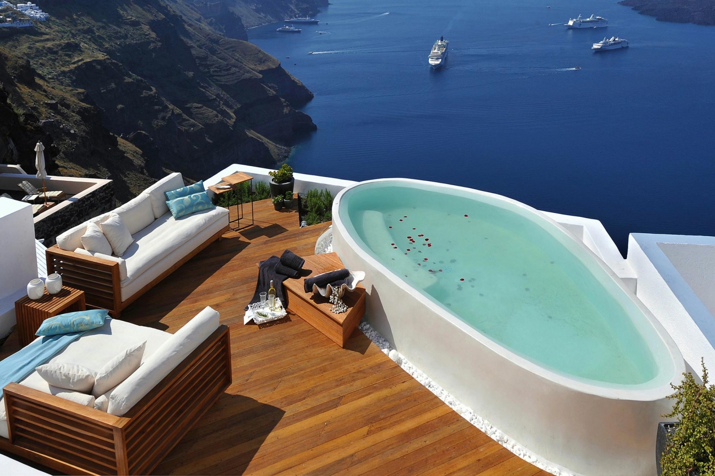 Jacuzzi on the rocks with an amazing view to the sea, Santorini : r/travel
