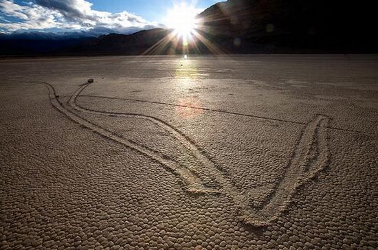 Facts In The World: Mysterious Sliding Rocks of Death Valley