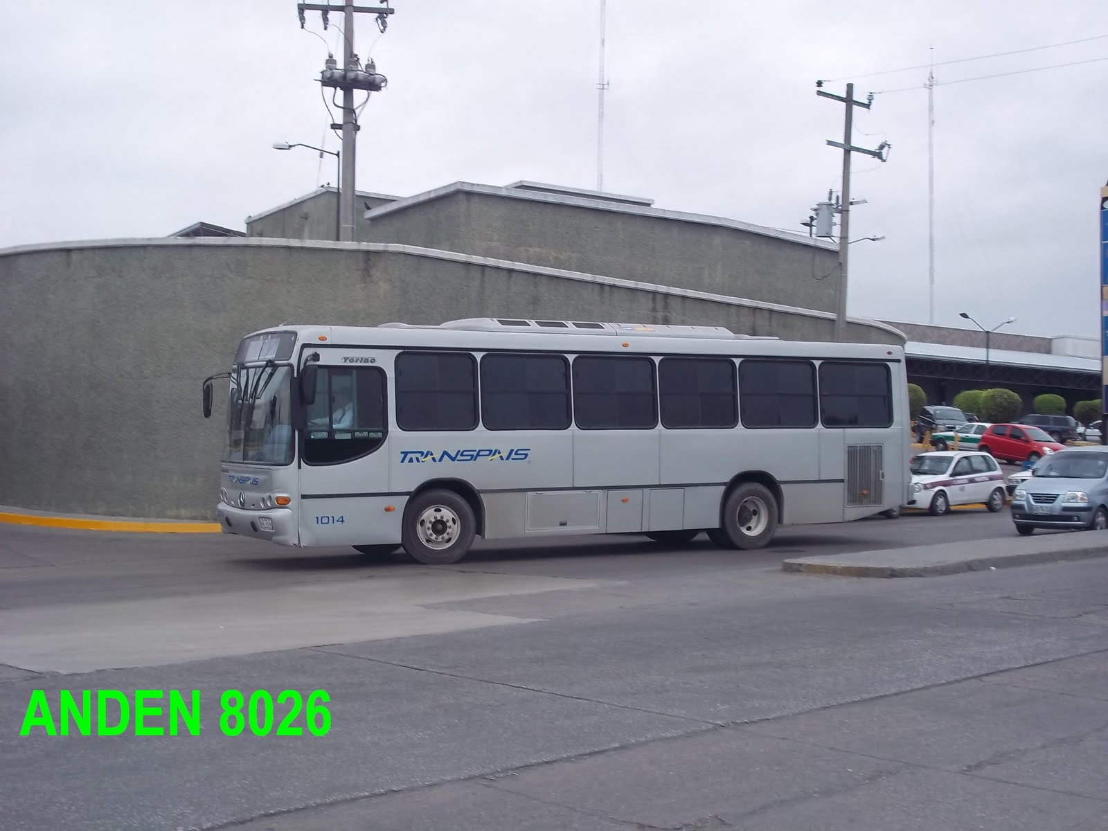 ANDEN 8026 EL LADO AMABLE DEL AUTOBUS: 1725 TRANSPAIS AUTOTRANSPORTES