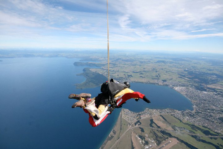Sky diving in Lake Taupo, New Zealand | Life in a rucksack