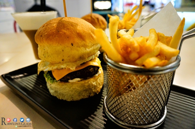 Stay Calm and Have Fries @ Mini-Mini Cafe | R A W L I N S _ G L A M