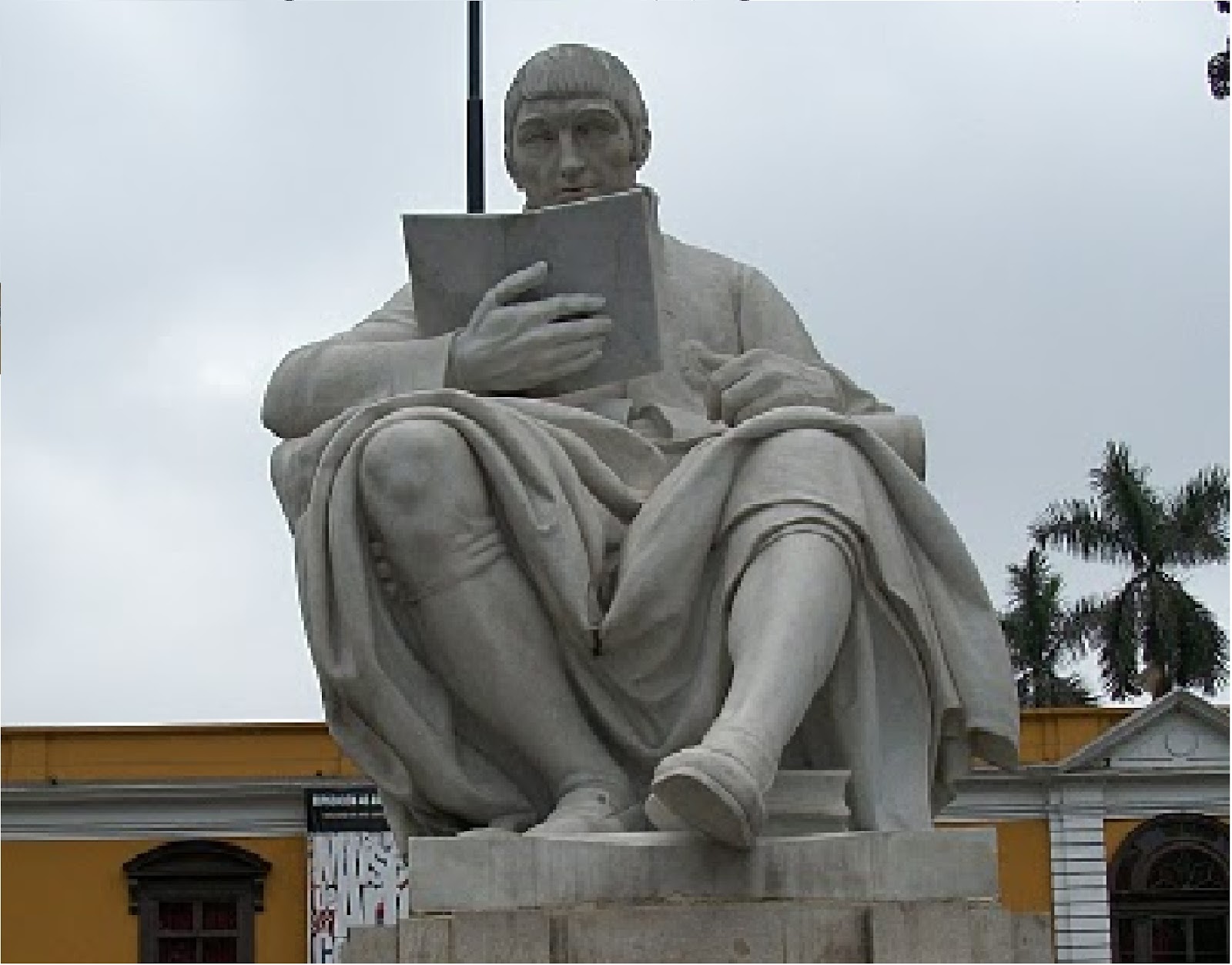 Miscelanea de Personajes Ilustres: ESTATUA DE HIPÓLITO UNANUE