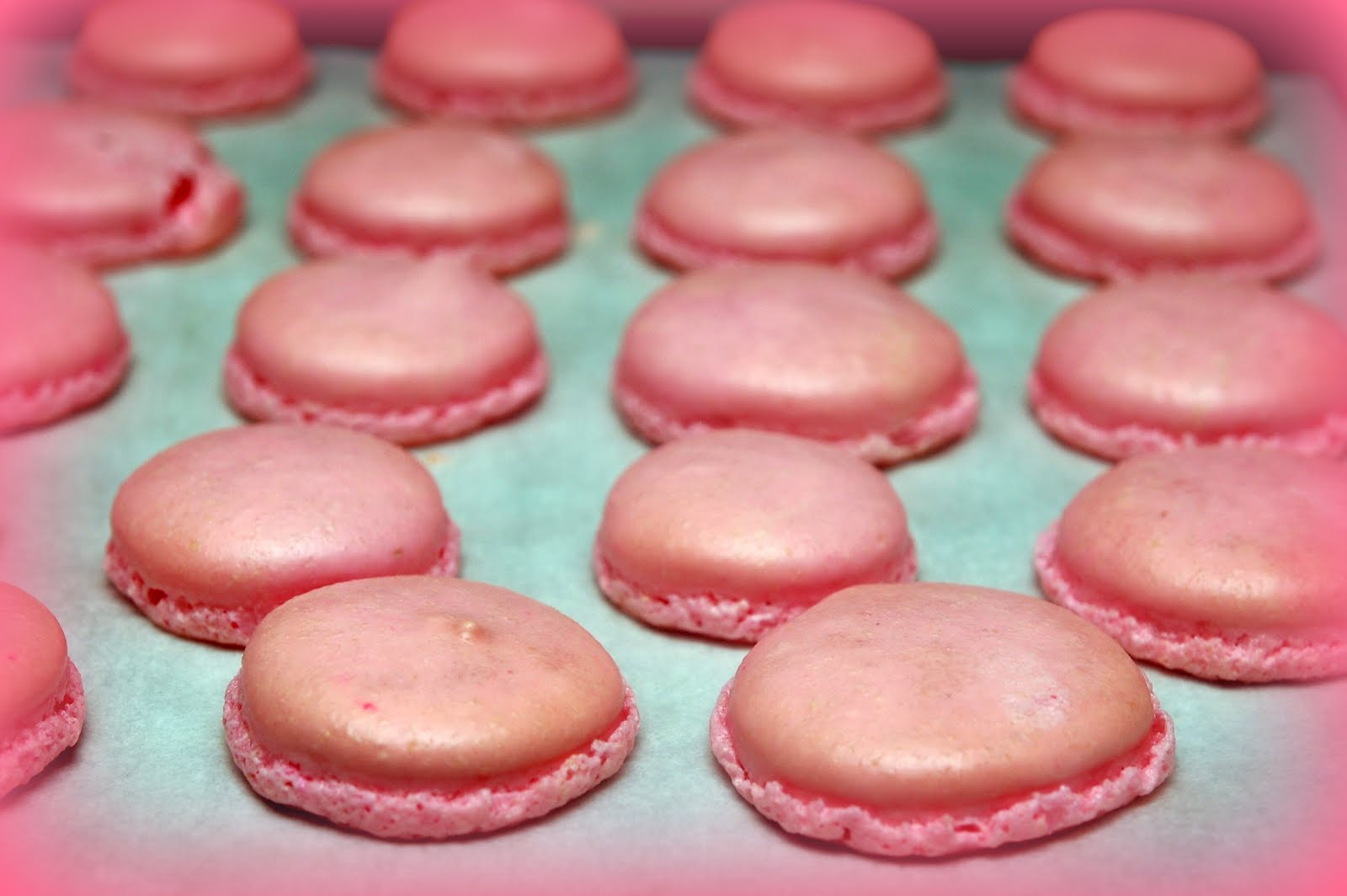 PINK MACARONS FILLED WITH PEANUT BUTTER & JELLY - Hugs and Cookies XOXO