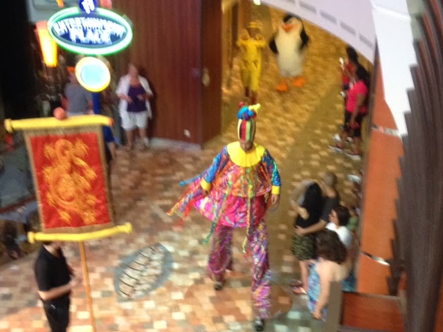 Yellow Fish cruises: Dreamworks Parade on the Royal Promenade