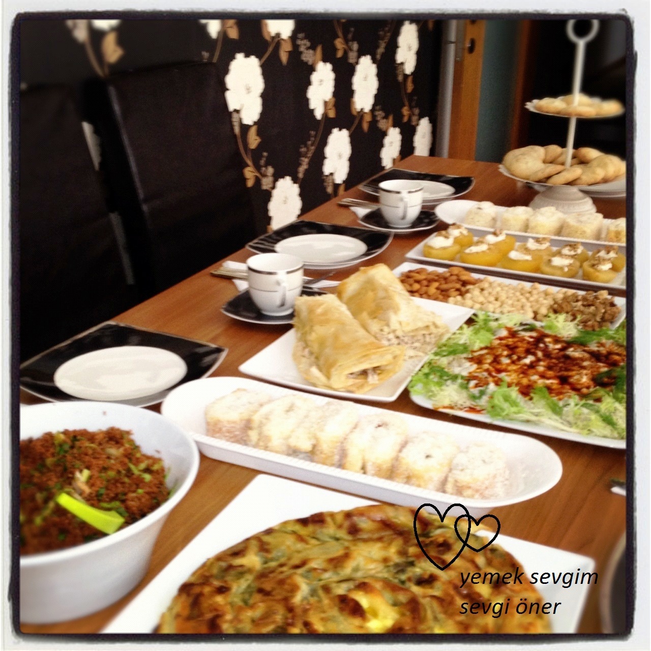 YEMEK SEVGİM: BUGÜN BİZDE DAVET VAR