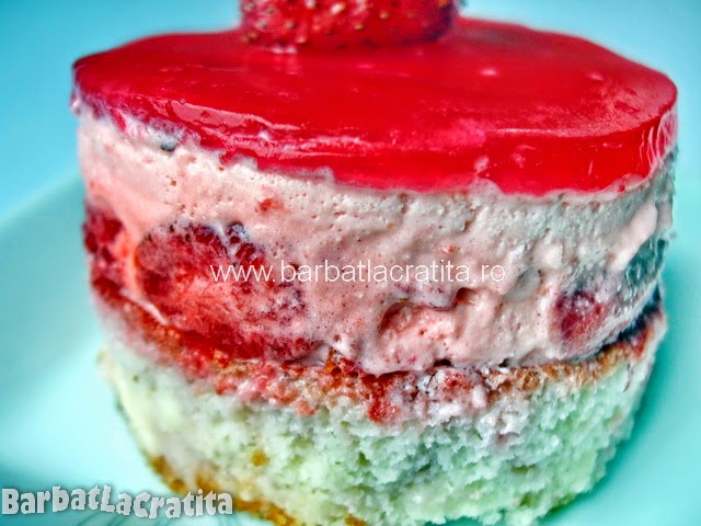 Prăjitură cu căpşuni şi frişcă | Rețete BărbatLaCratiță