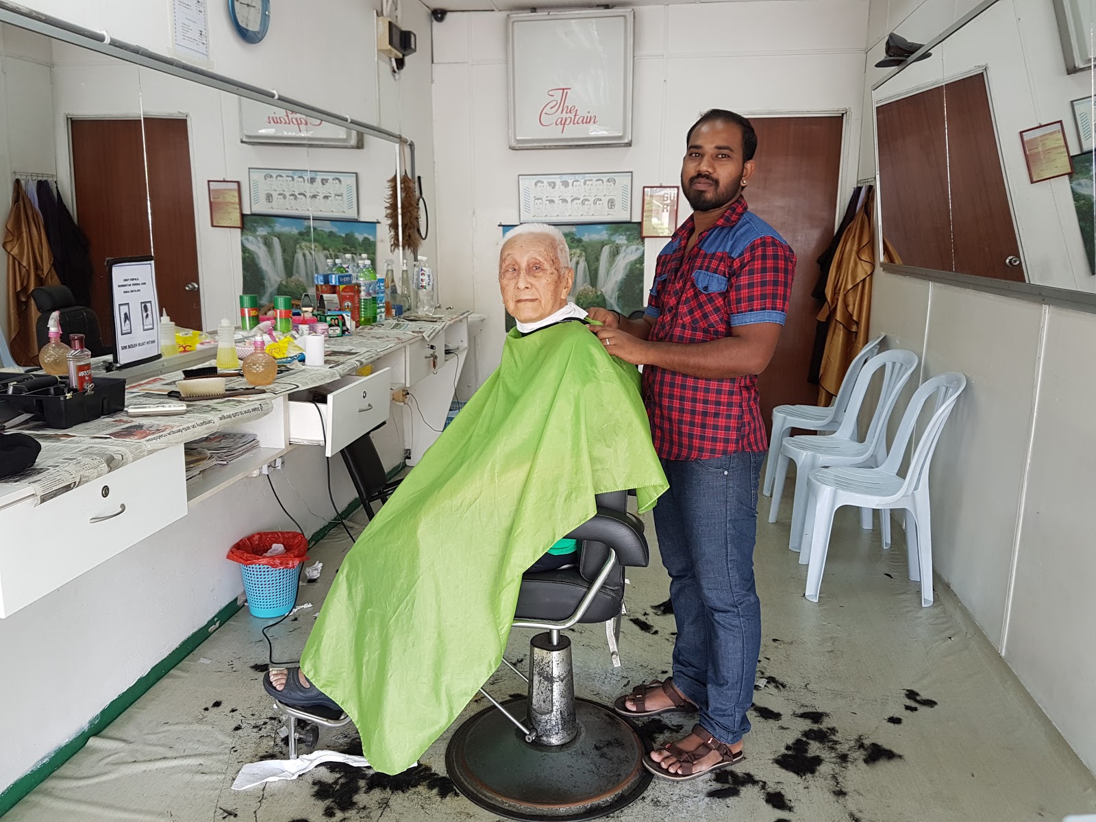 The old man and the barber shop 老人与理发店
