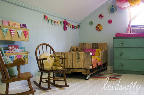 Upcycle Us: Bed made from upcycled pallets!