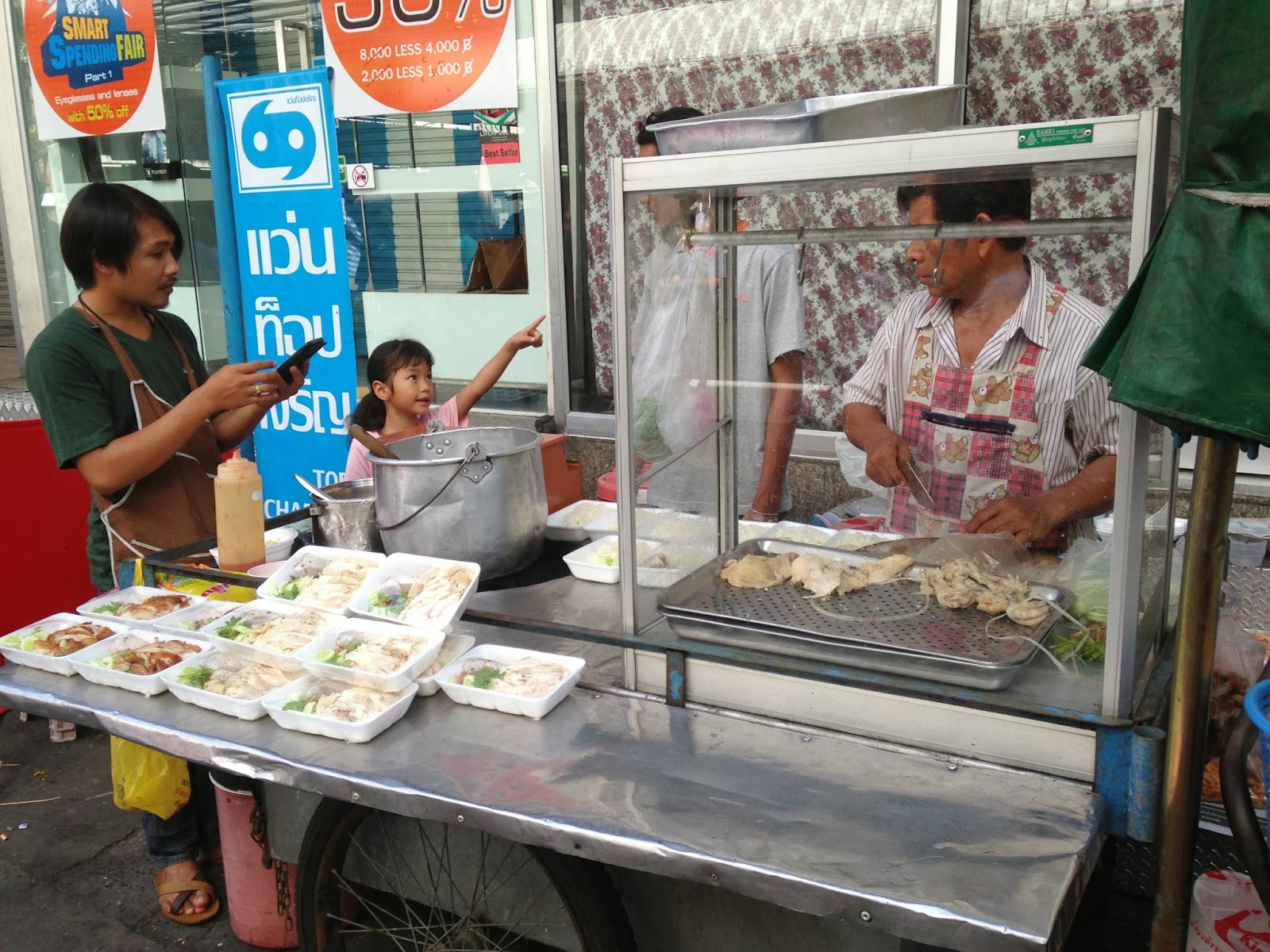 FoodieFC: Street Food: Porridge and Chicken Rice near Baiyoke Sky Hotel ...