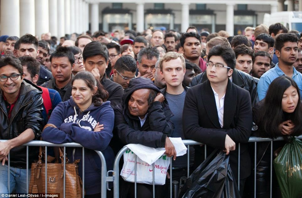 Thousands Of People queue for iPhone 6(Photos)