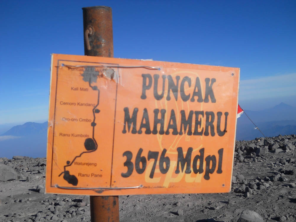 Menelusuri Puncak Gunung Mahameru - PLH Indonesia