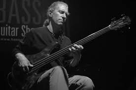 Michael Manring - Reinventando a forma de tocar contrabaixo