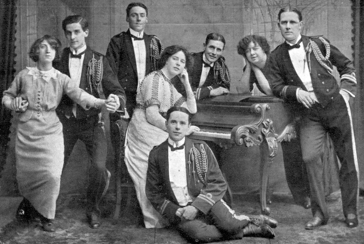 Tour Scotland: Old Photograph Entertainers Largs Scotland
