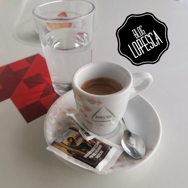 LopesCa: Tuga que é Tuga bebe café com copo de água.