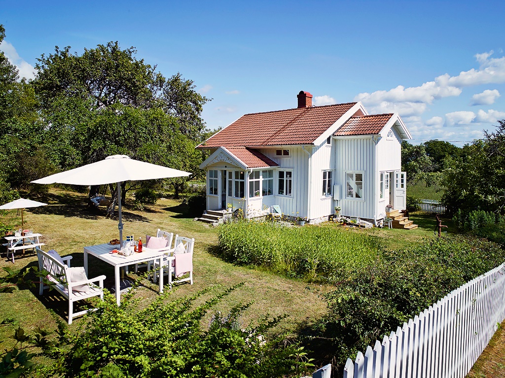 Living Large In Small Spaces - Swedish Country Cottage - A Joyful Cottage