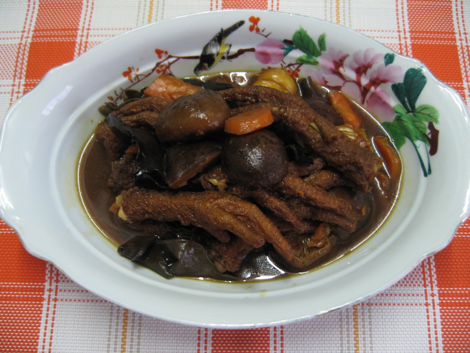 Sumptuous Flavours: Stewed Chicken Feet With Mushrooms 冬菇焖鸡脚