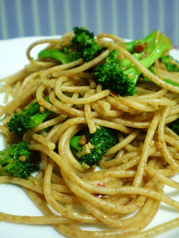 Cantinho Vegetariano: Spaghetti Integral ao Alho e Óleo com Brócolis ...