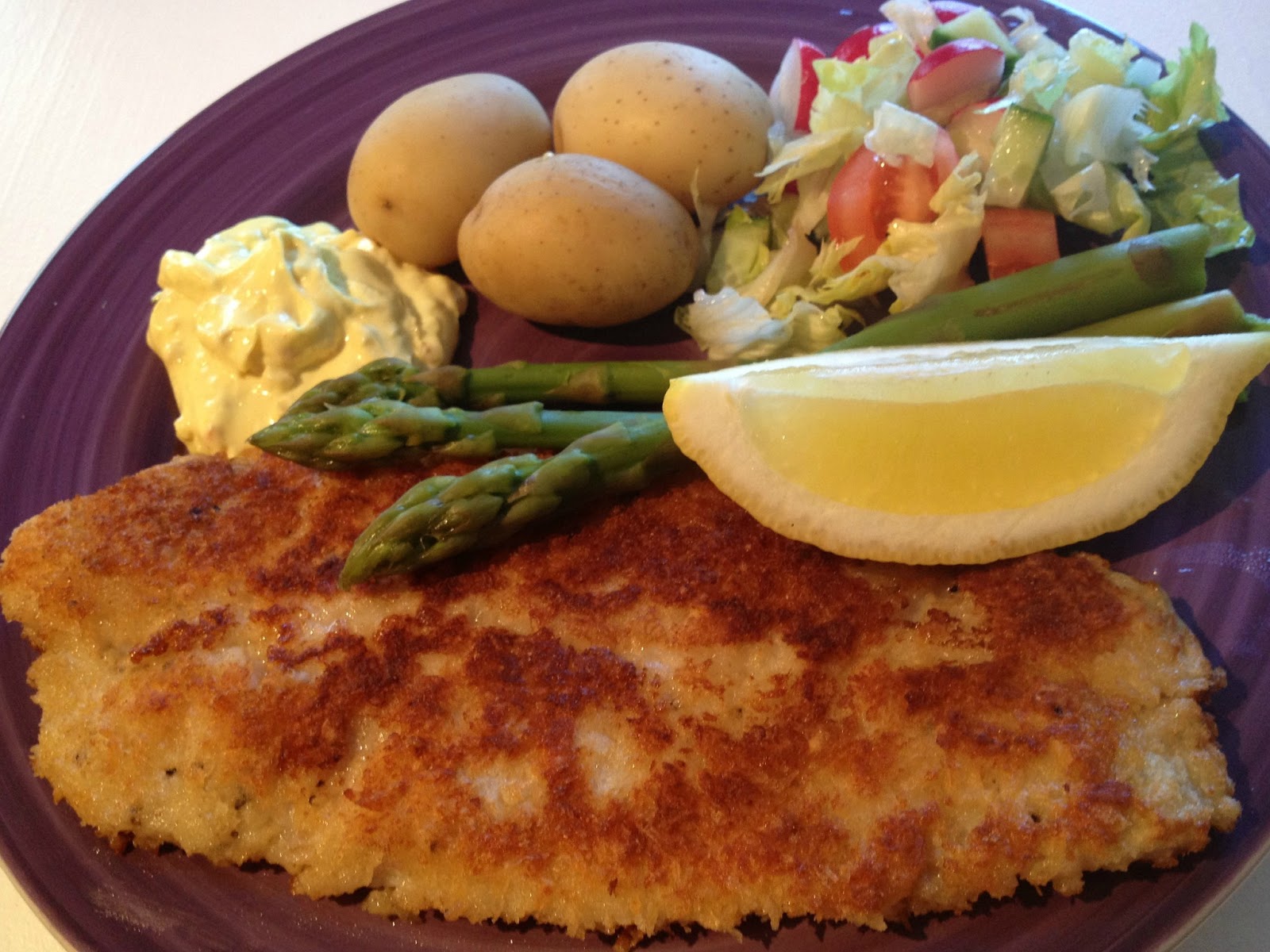 Linda´s Goda: Panerad fisk med färskpotatis och remouladsås.