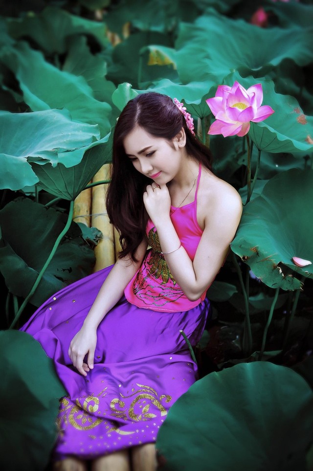 Vietnamese Beautiful Girls with Ao Yem and Lotus