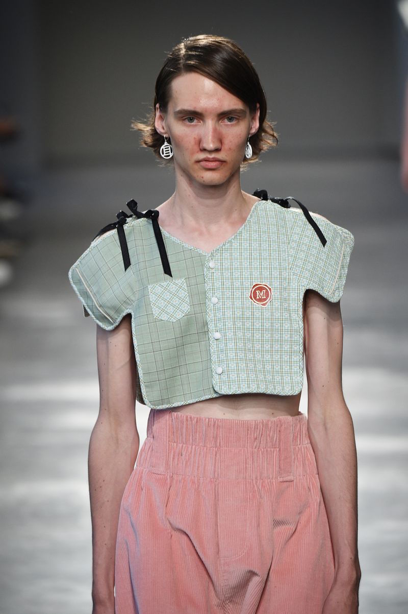 El desfile con modelos con acné y diseños bizzaros : Moto Guo Milano ...