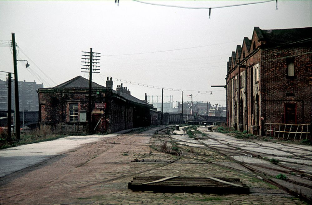 30 Fascinating Color Photographs Capture Street Scenes of Manchester in ...