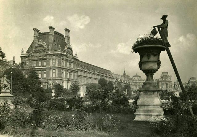 54 Vintage Photographs Captured Street Scenes of Paris in the 1920s ...