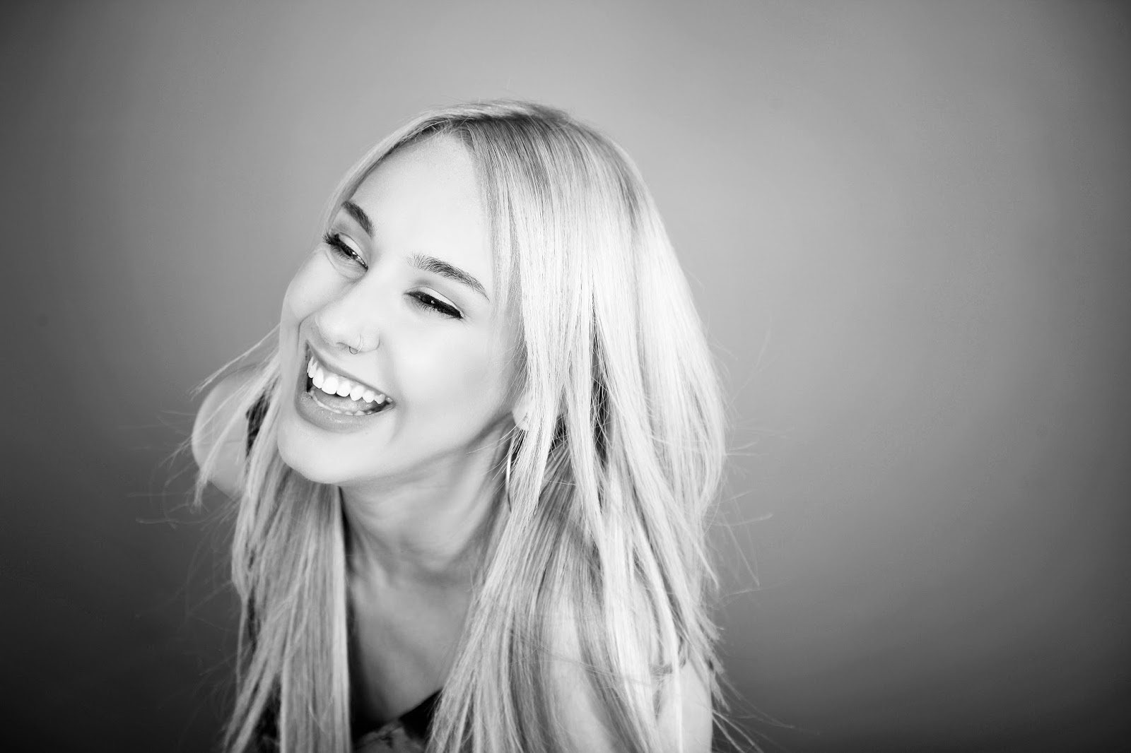 El rincón de Serchtiki: Jennifer Rubio publica su disco “Dime”