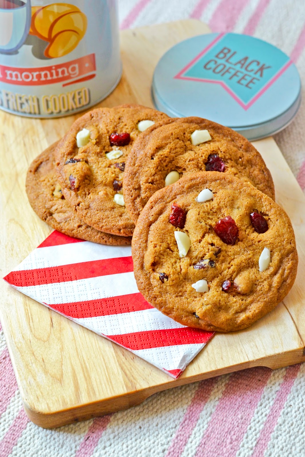 maistuu makialle: Karpalo-Valkosuklaa Cookiet