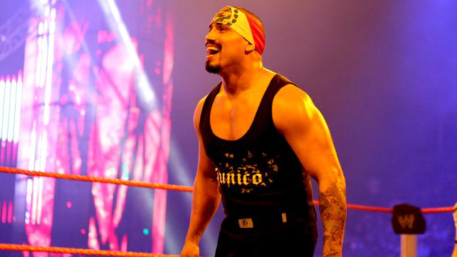 WWE In live!!!!: SIN CARA vs HUNICO