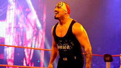 WWE In live!!!!: SIN CARA vs HUNICO