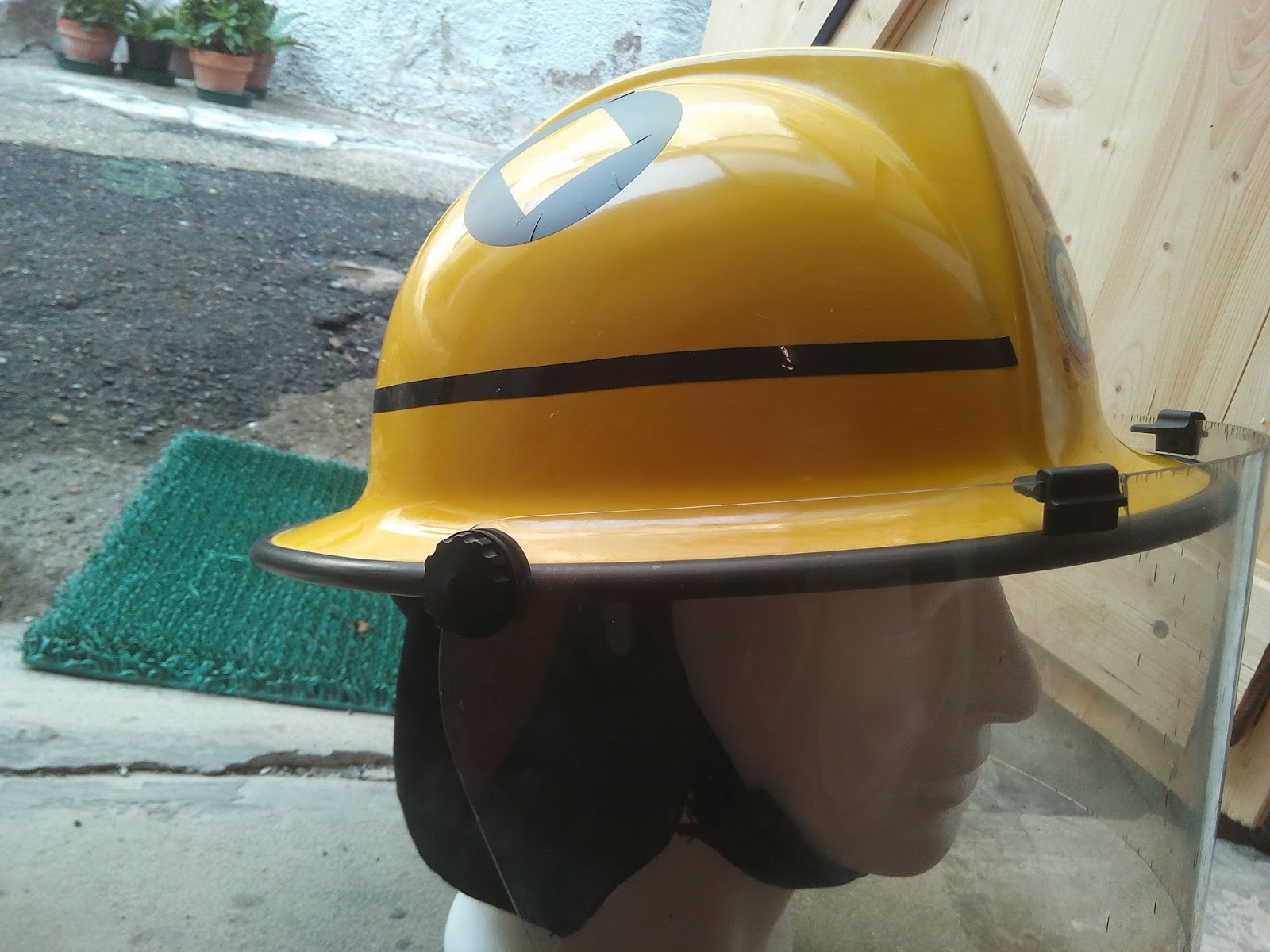 World Firefighter Helmets: Il Casco Cromwell F 500 del Fire and Rescue ...