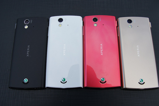 Sony Ericsson: Hands-on pics of the Xperia ray in all four colours