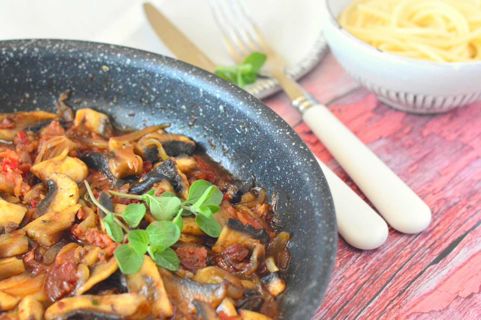 KataKonyha: Gombás-kolbászos ragu spagettivel