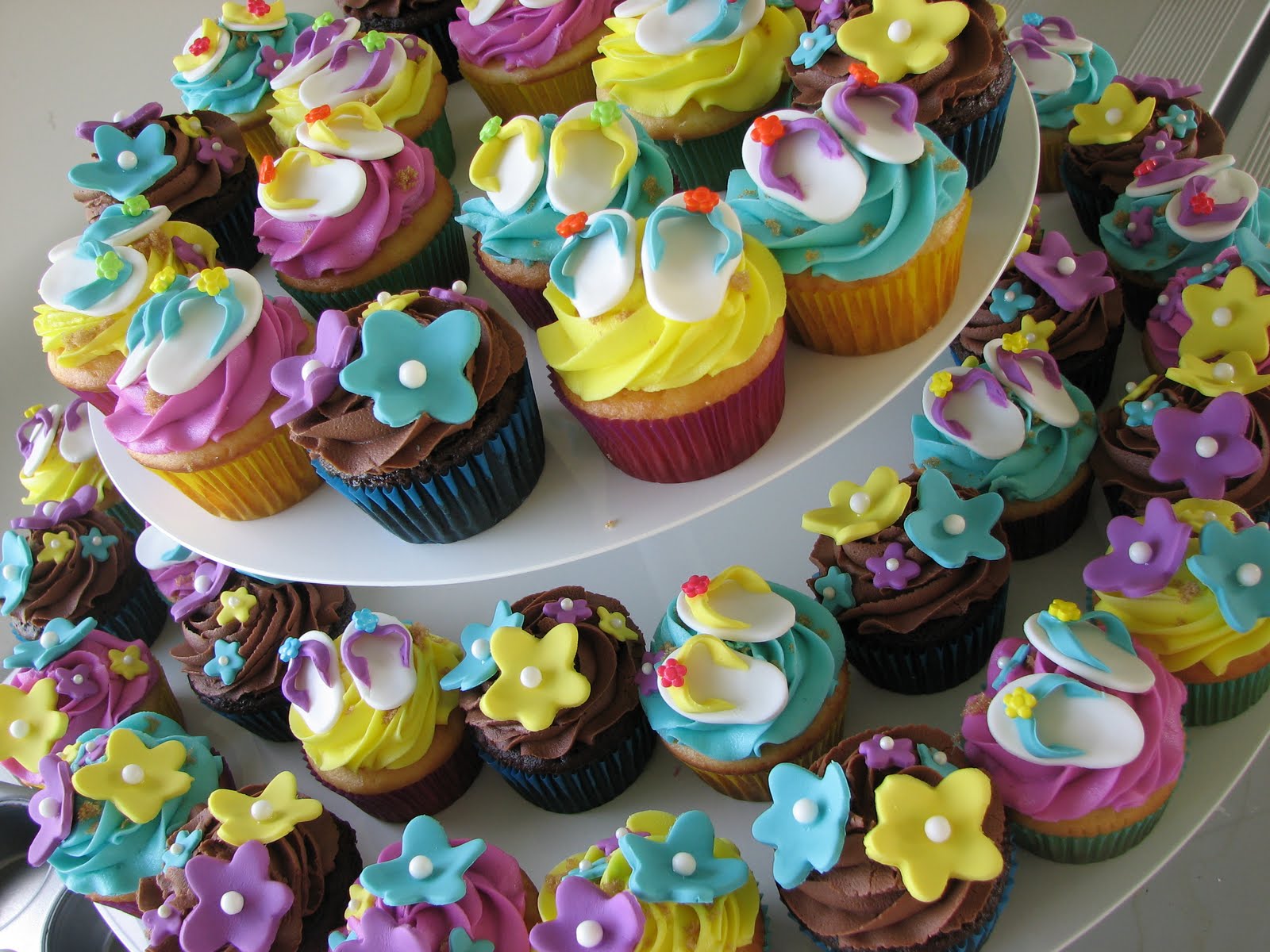 Decadent Designs: Hawiian Luau Cupcakes