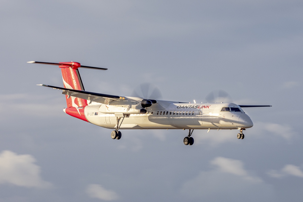 Central Queensland Plane Spotting: QantasLink Dash-8-Q400 Next Gen VH ...