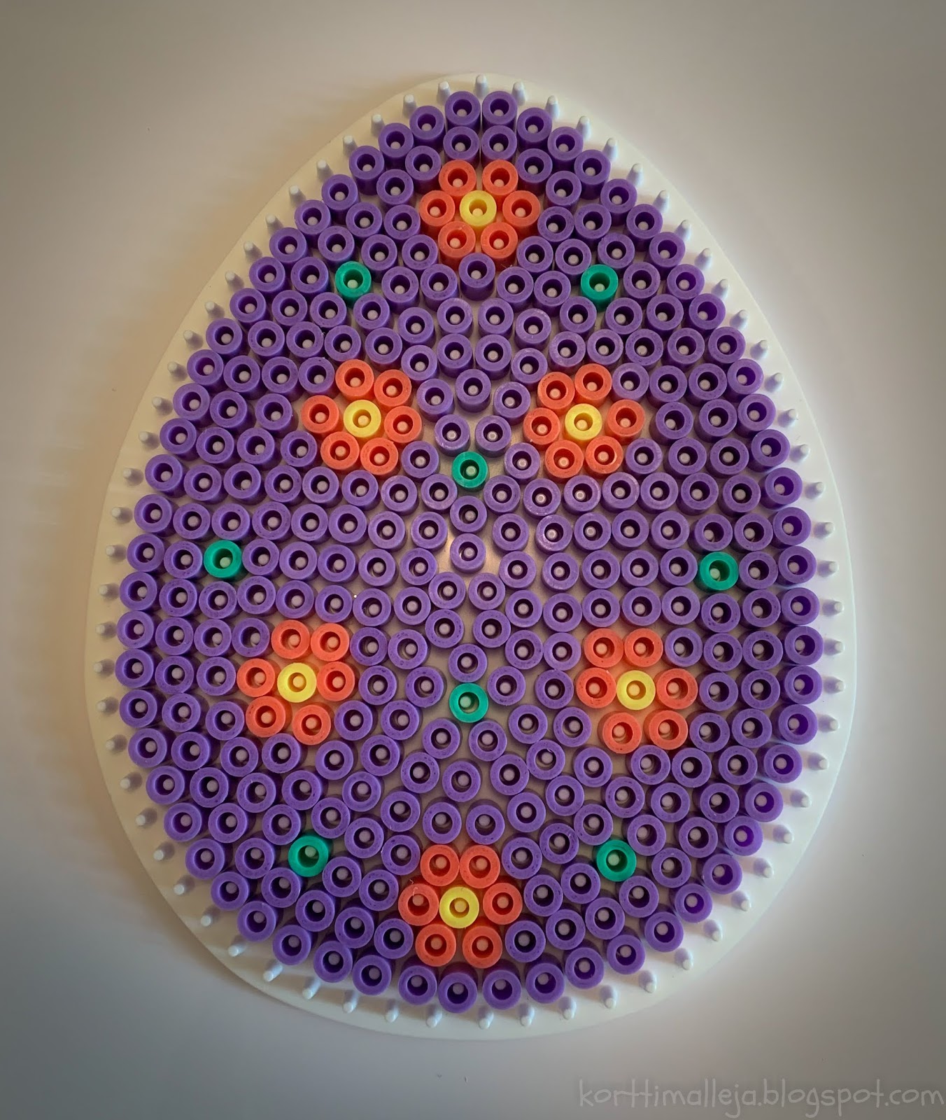 Kortteja ja vähän muuta: Pääsiäismunakoriste Hama-helmistä