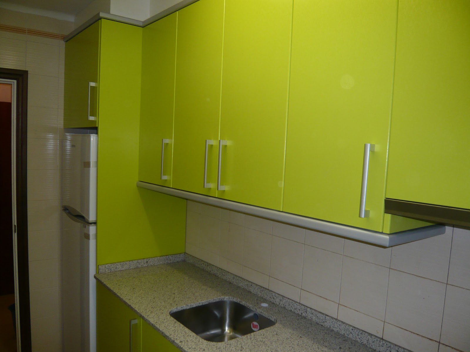 REUSCUINA: Muebles de cocina en formica verde pistacho combinado con ...