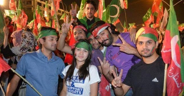 Green Flag News: PTI girls overshadow Imran Khan's speeches