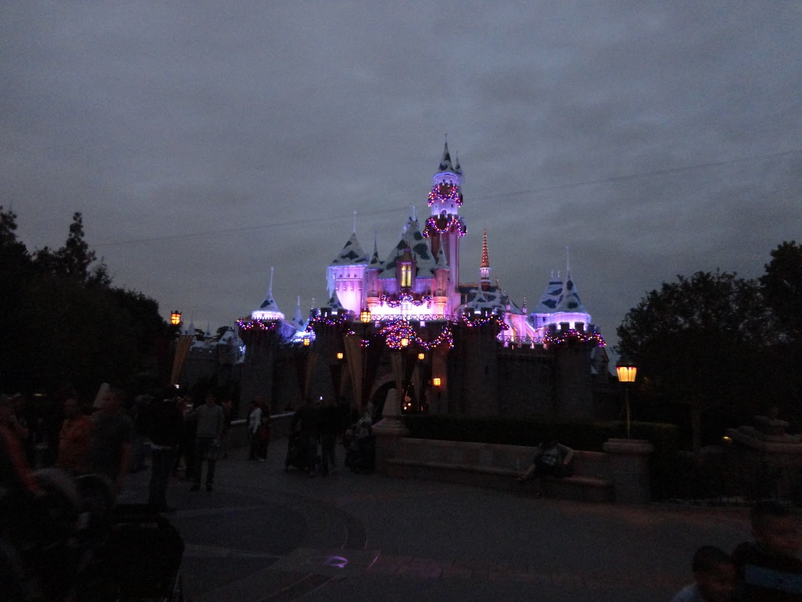 Disneyland: Disneyland Fantasyland Snow White Castle