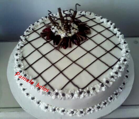 Pâmela Bolos: Bolos confeitado simples de chocolate e morango.