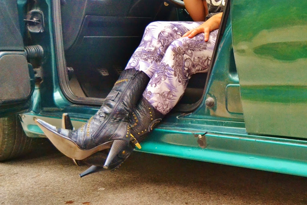 crushandtrampling: Trampling with high heels boots and leggings in the car